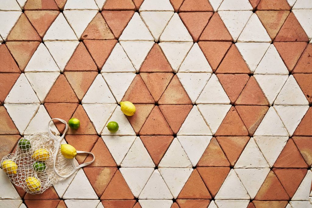 Triángulo 20 equilateral - Handmade triangular terracotta tiles - todobarro