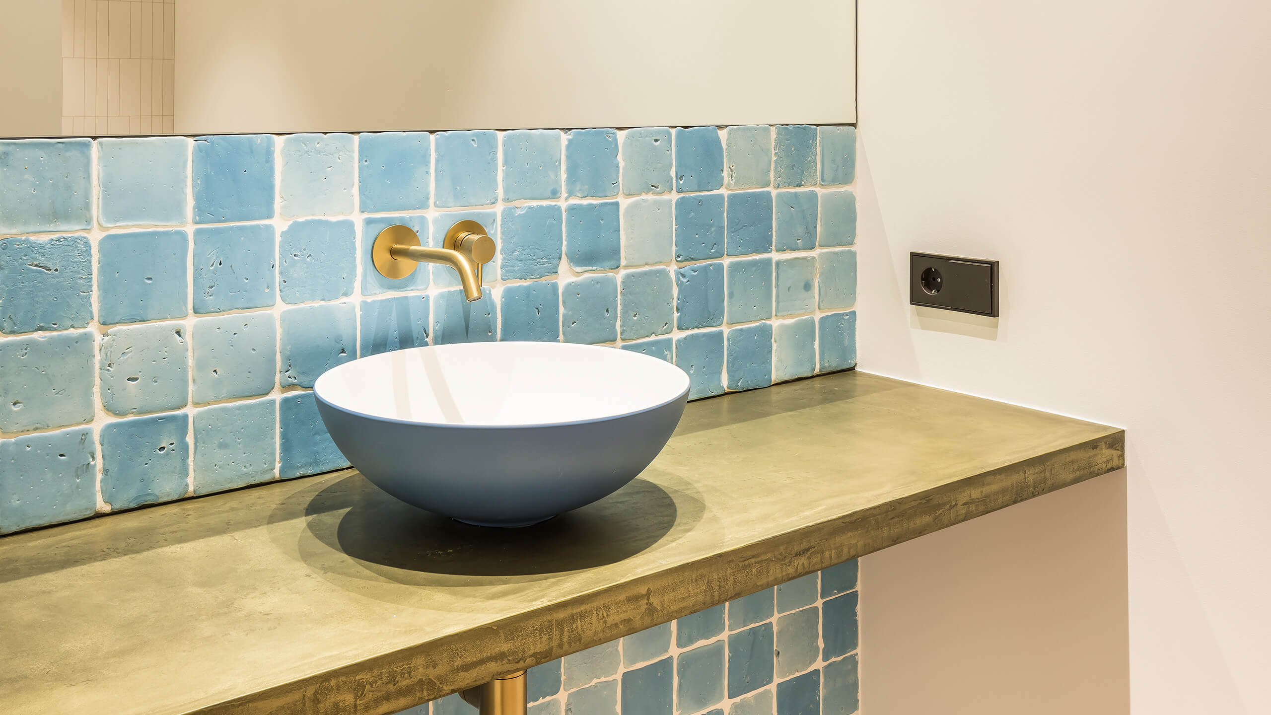 Baldosa de barro en el baño: un tono refrescante - todobarro