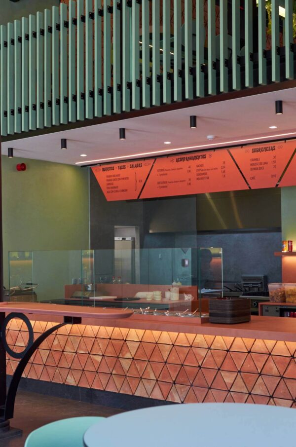 Triangular terracotta wall for a Mexican restaurant in Lisbon - todobarro