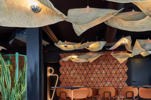 Triangular terracotta wall for a Mexican restaurant in Lisbon - todobarro